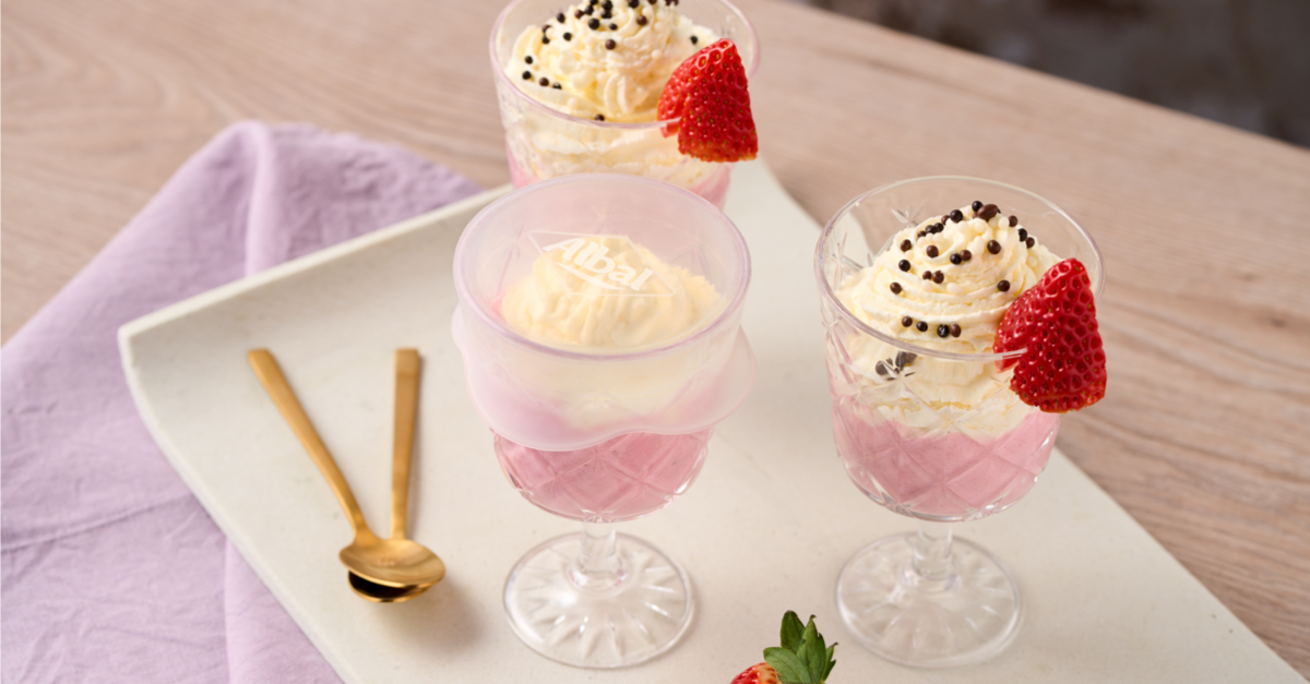 Postre de fresas y leche de coco en vaso